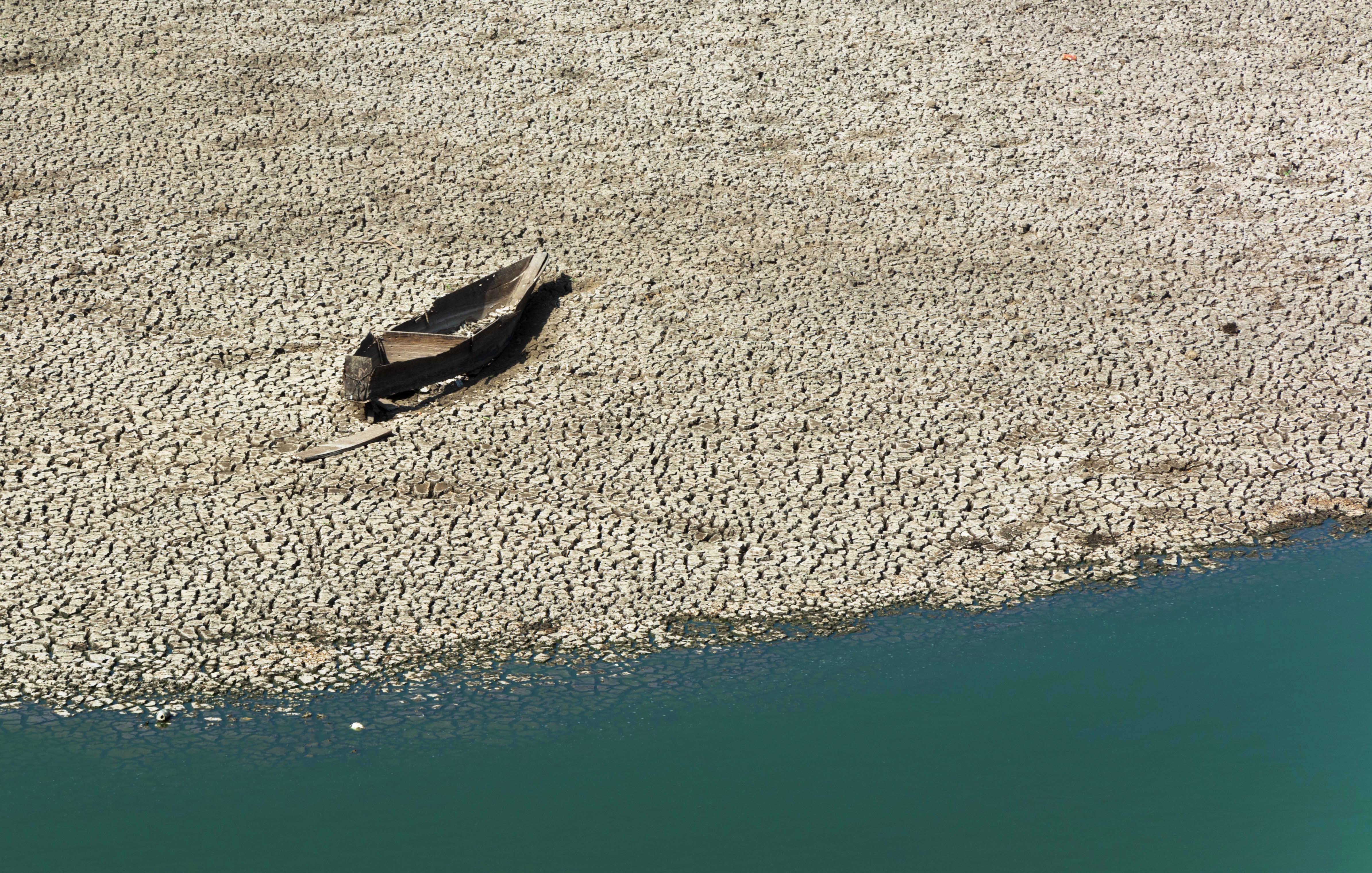 Climate change threatens hydropower energy security in the Amazon basin
